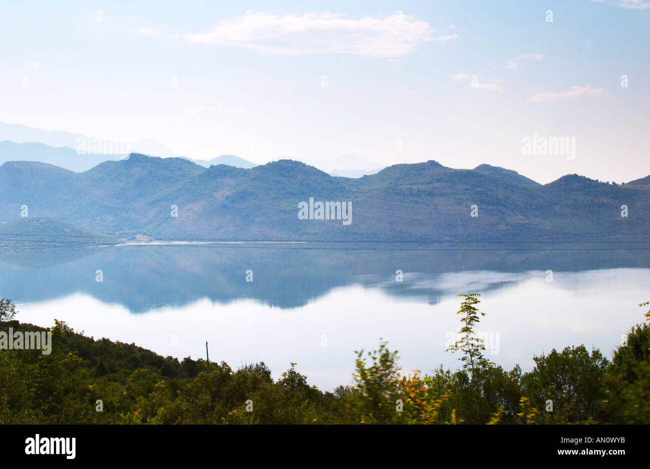 Blick über den riesigen See und Marschland Skadarsko Jezero an der Grenze zwischen Montenegro ...