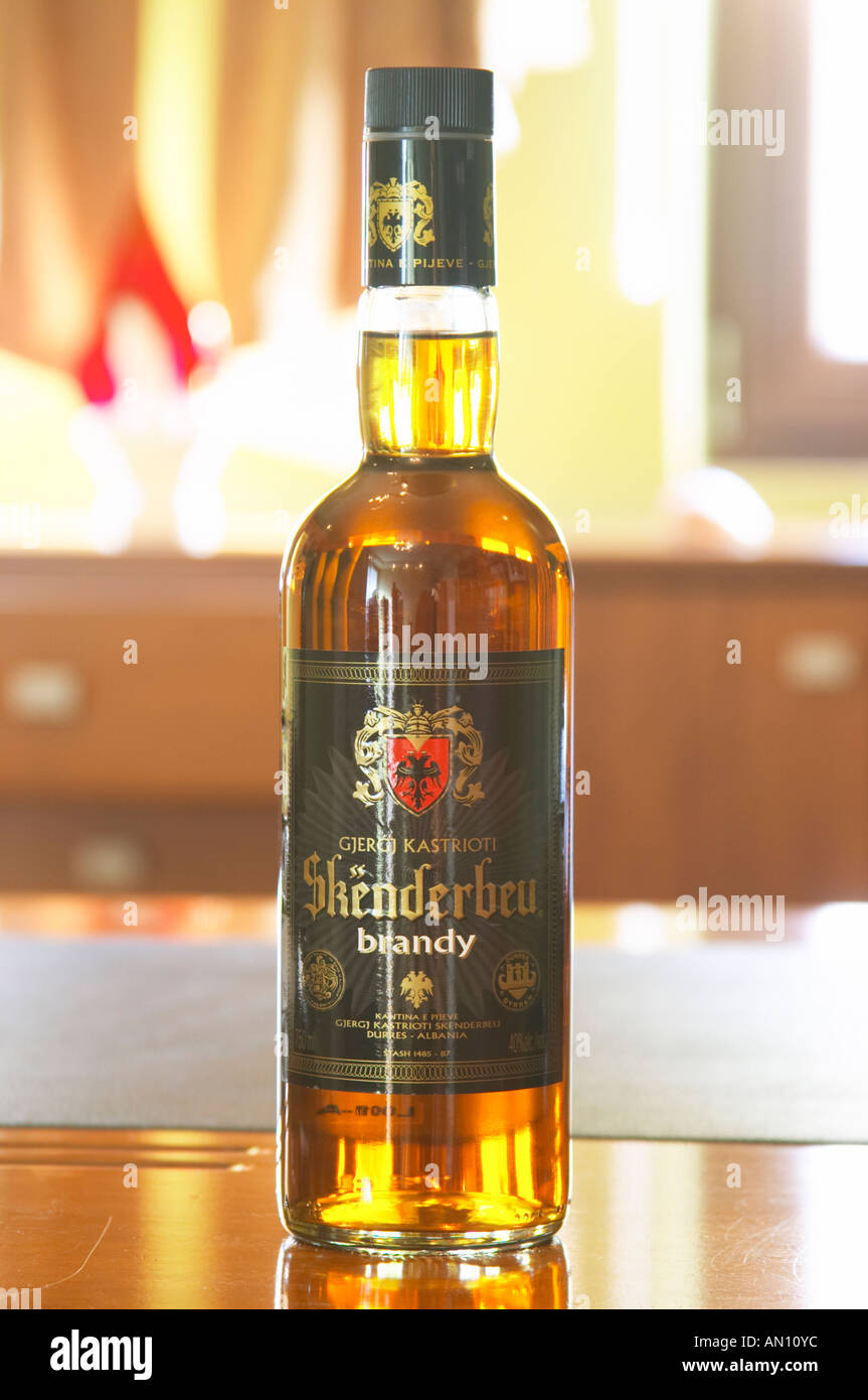 Eine Flasche Schnaps Skenderbeu Skenderbeg Gjeroj Kastrioti. "Kantina ...