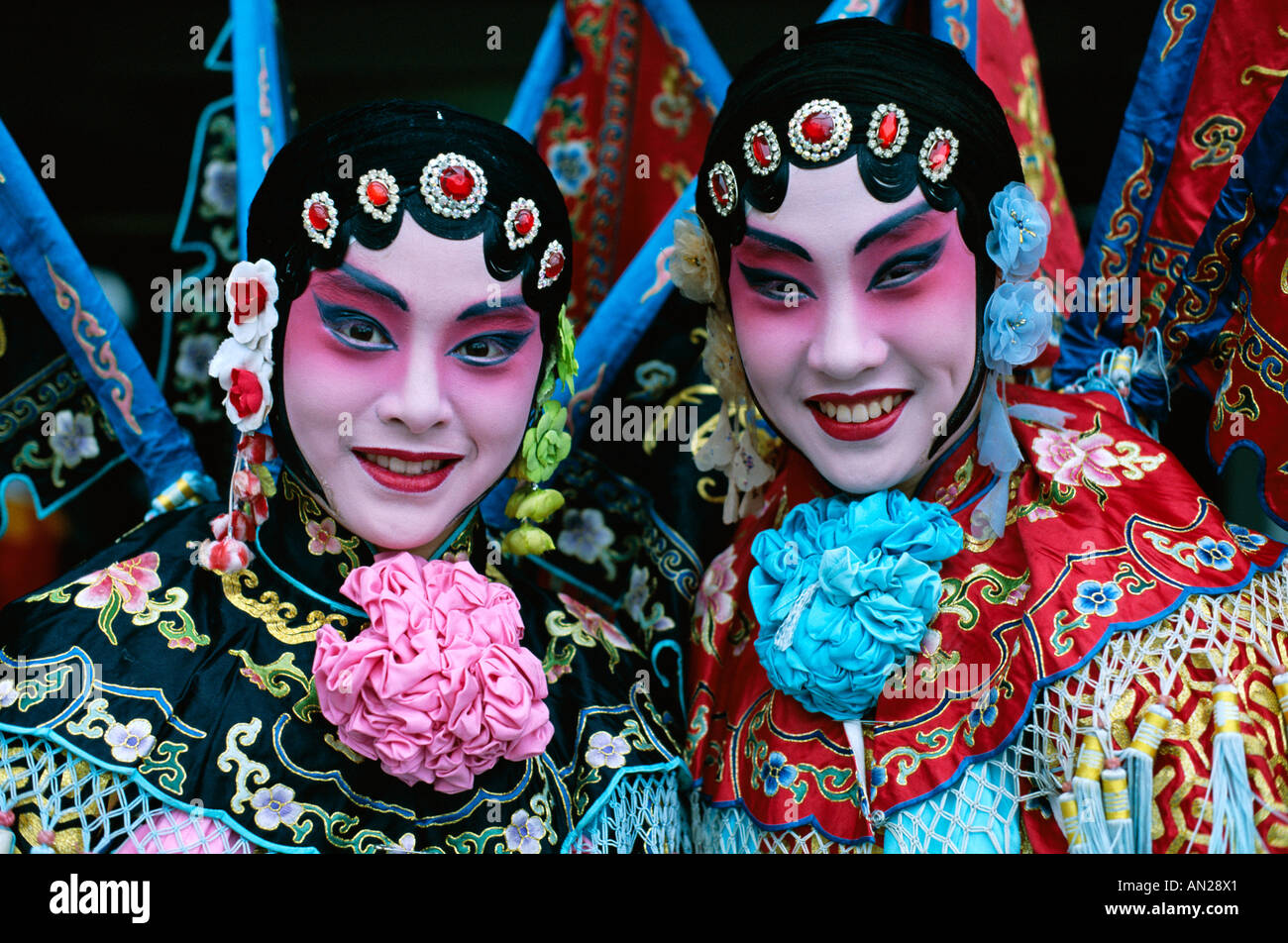 Chinesische Oper (Peking-Oper) / Schauspieler in Kostümen gekleidet ...
