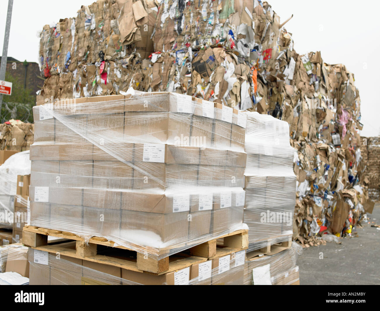 Stapel von komprimierten Karton Kisten in recycling-Hof Stockfotografie ...