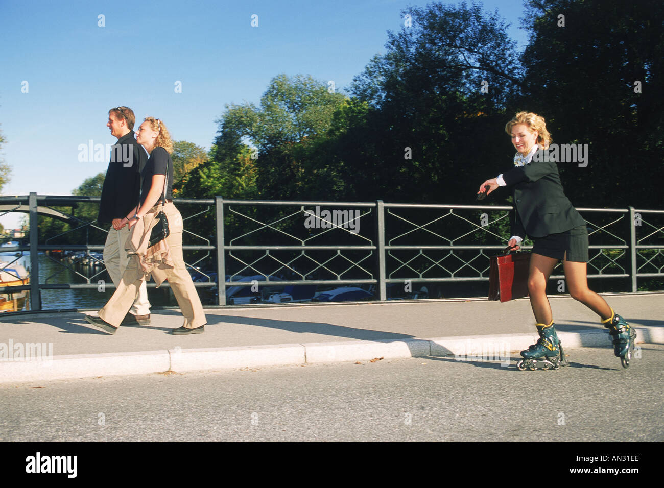 Woman Roller Blading Work Briefcase Stockfotos und -bilder Kaufen - Alamy