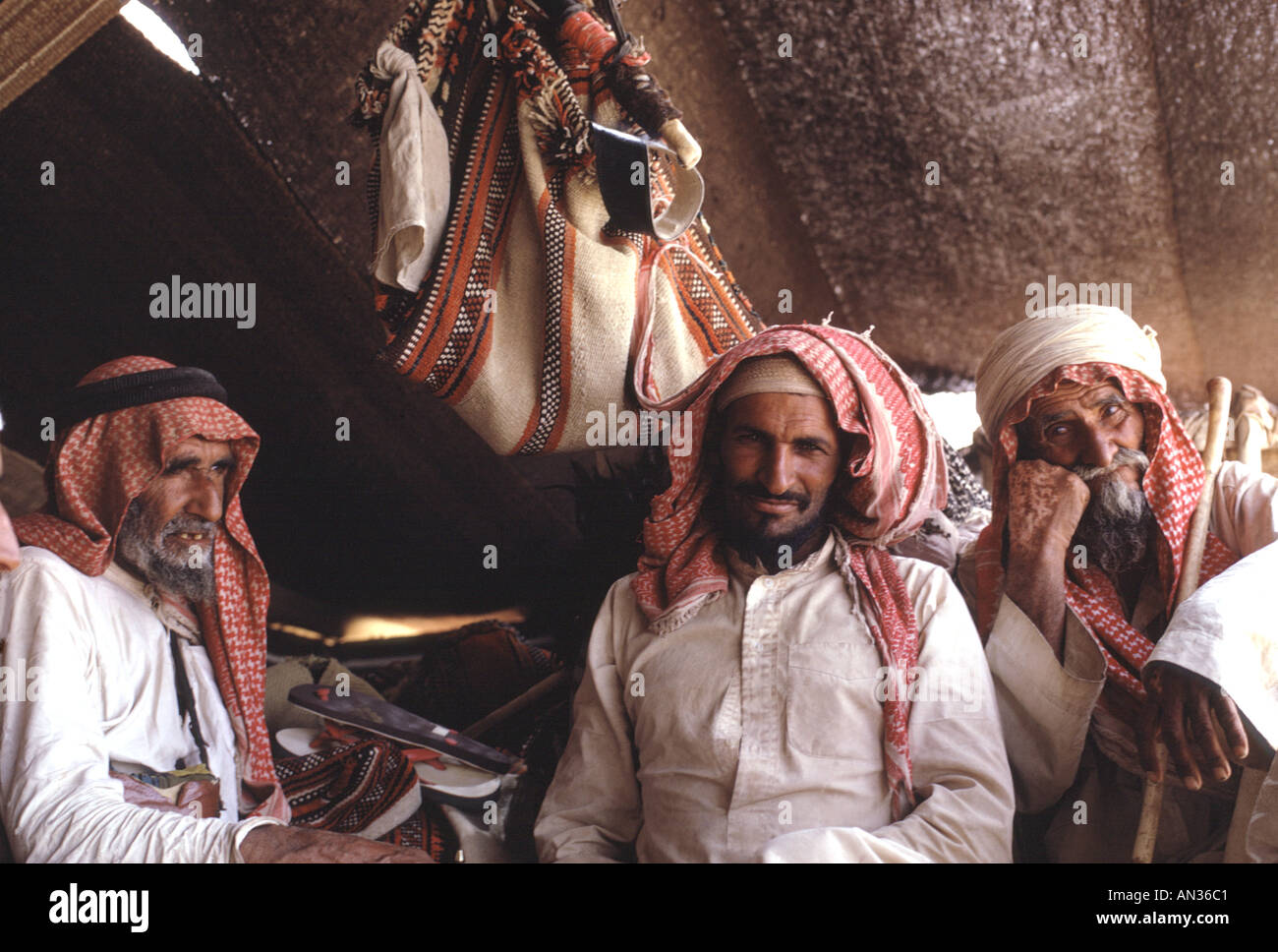 Bedouin tent camel -Fotos und -Bildmaterial in hoher Auflösung – Alamy