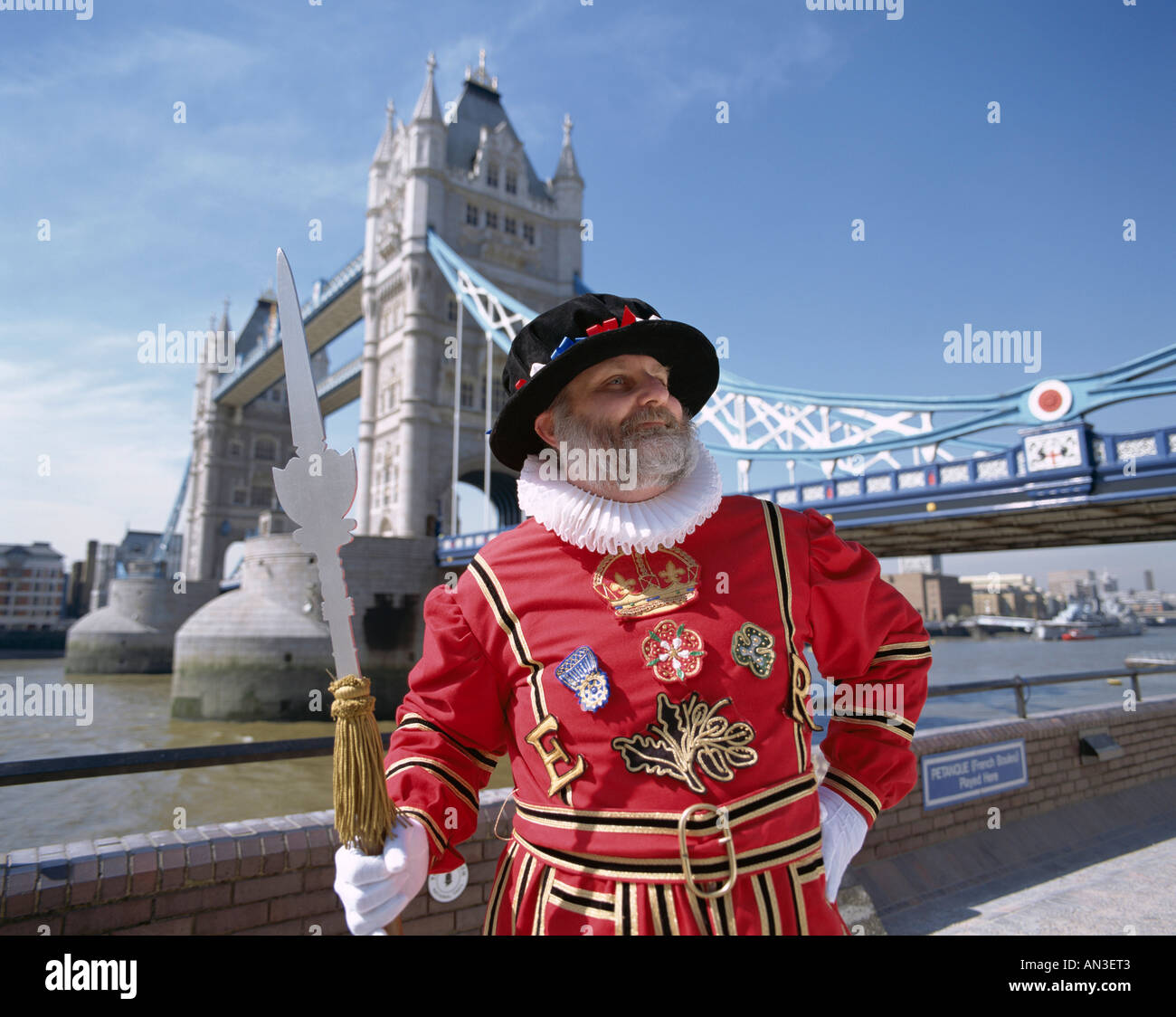 Beefeater an der tower bridge -Fotos und -Bildmaterial in hoher ...