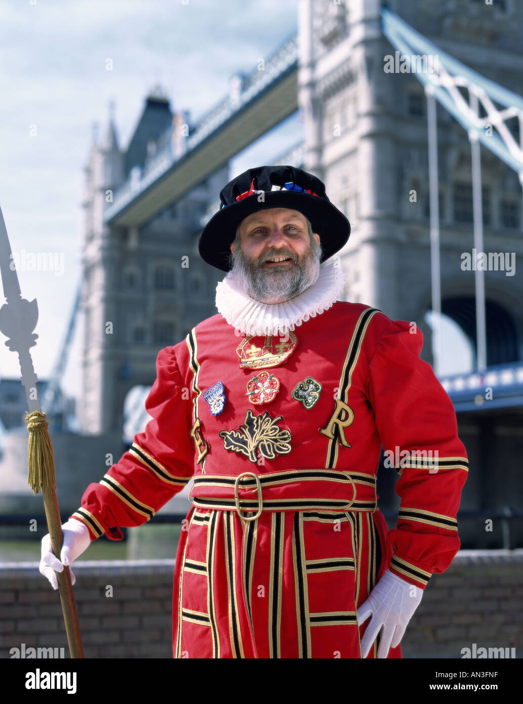 Beefeater an der tower bridge -Fotos und -Bildmaterial in hoher ...