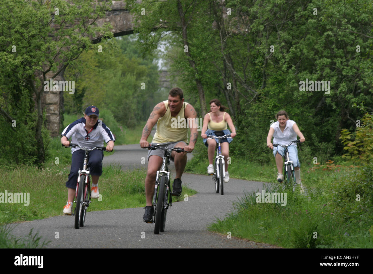 Familie genießt Radfahren auf Granit Weg Sustrans National Cycle ...