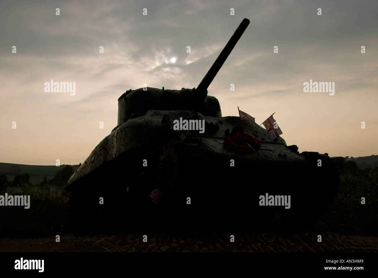Silhouette der Sherman-Panzer in Slapton Sands, UK Stockfotografie - Alamy