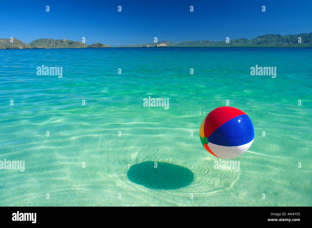 Beach ball floating -Fotos und -Bildmaterial in hoher Auflösung – Alamy