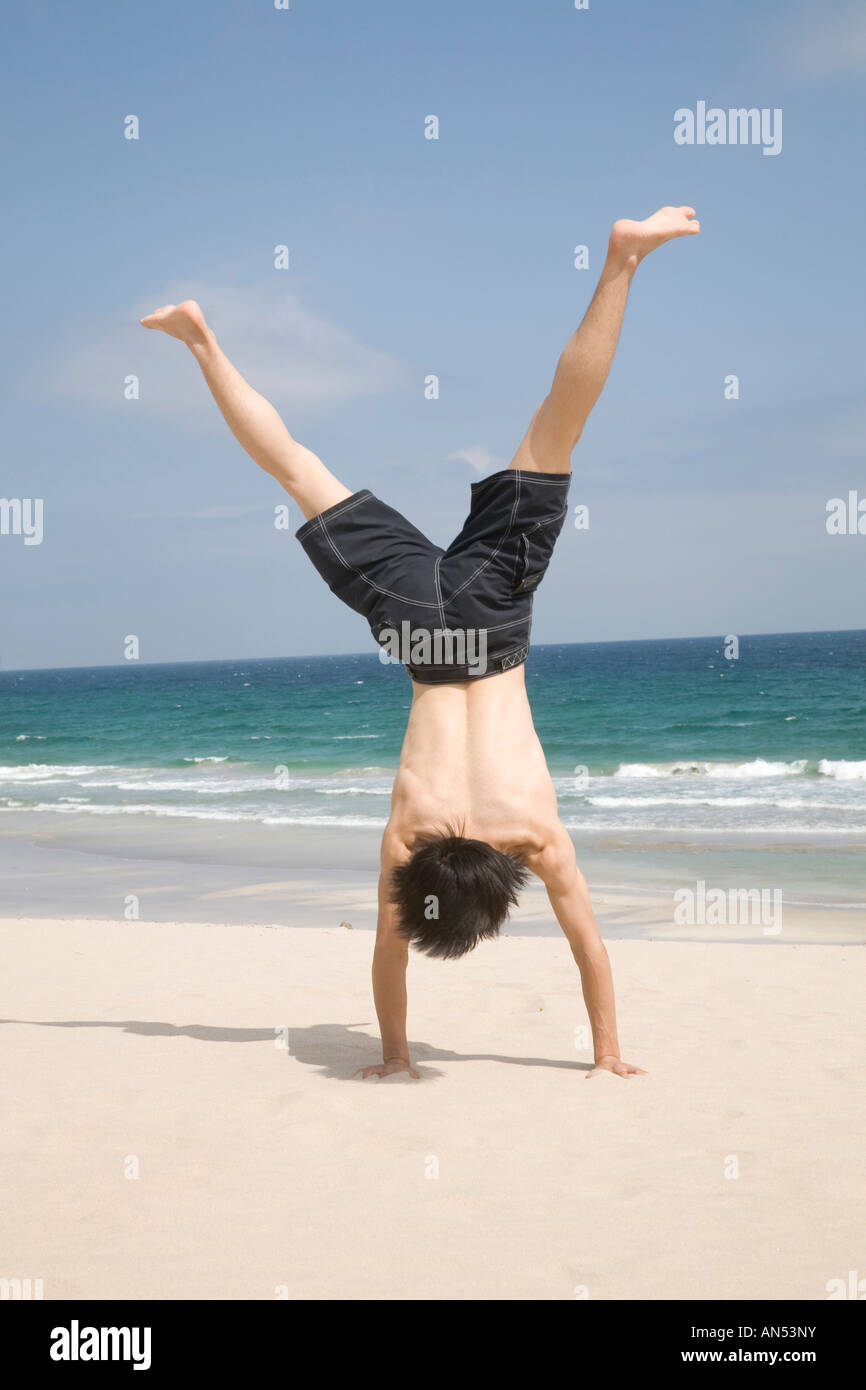 Gymnastik am strand -Fotos und -Bildmaterial in hoher Auflösung – Alamy
