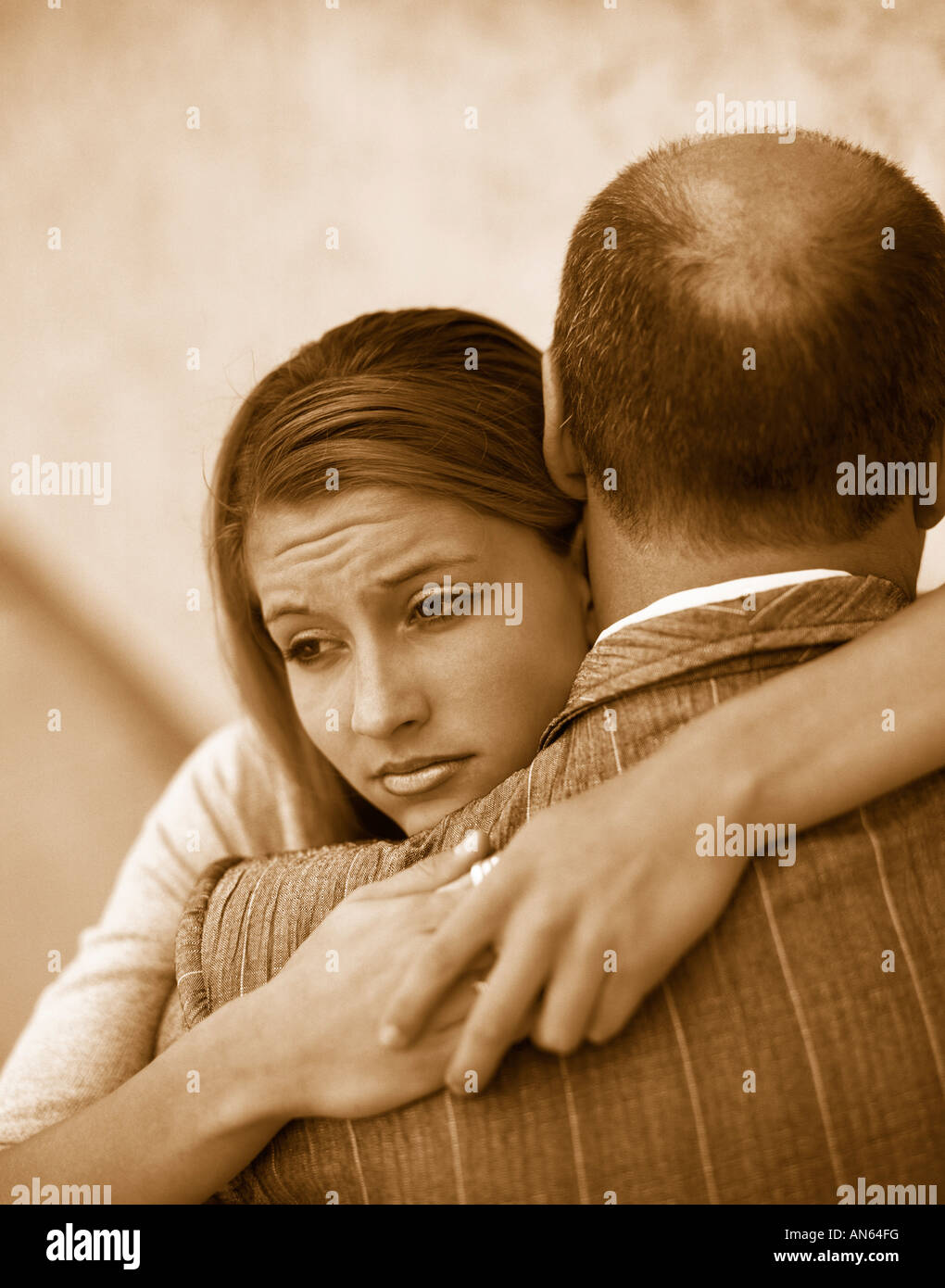 Zwei leute umarmen -Fotos und -Bildmaterial in hoher Auflösung – Alamy