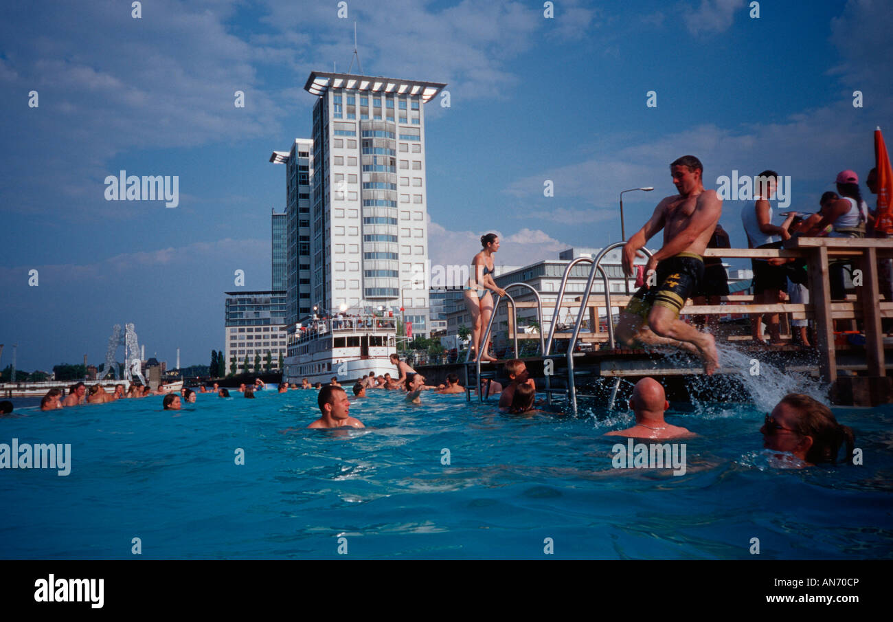 Berlin. Badeschiff der Arena in Treptow. Ein Schwimmbad in der Spree ...