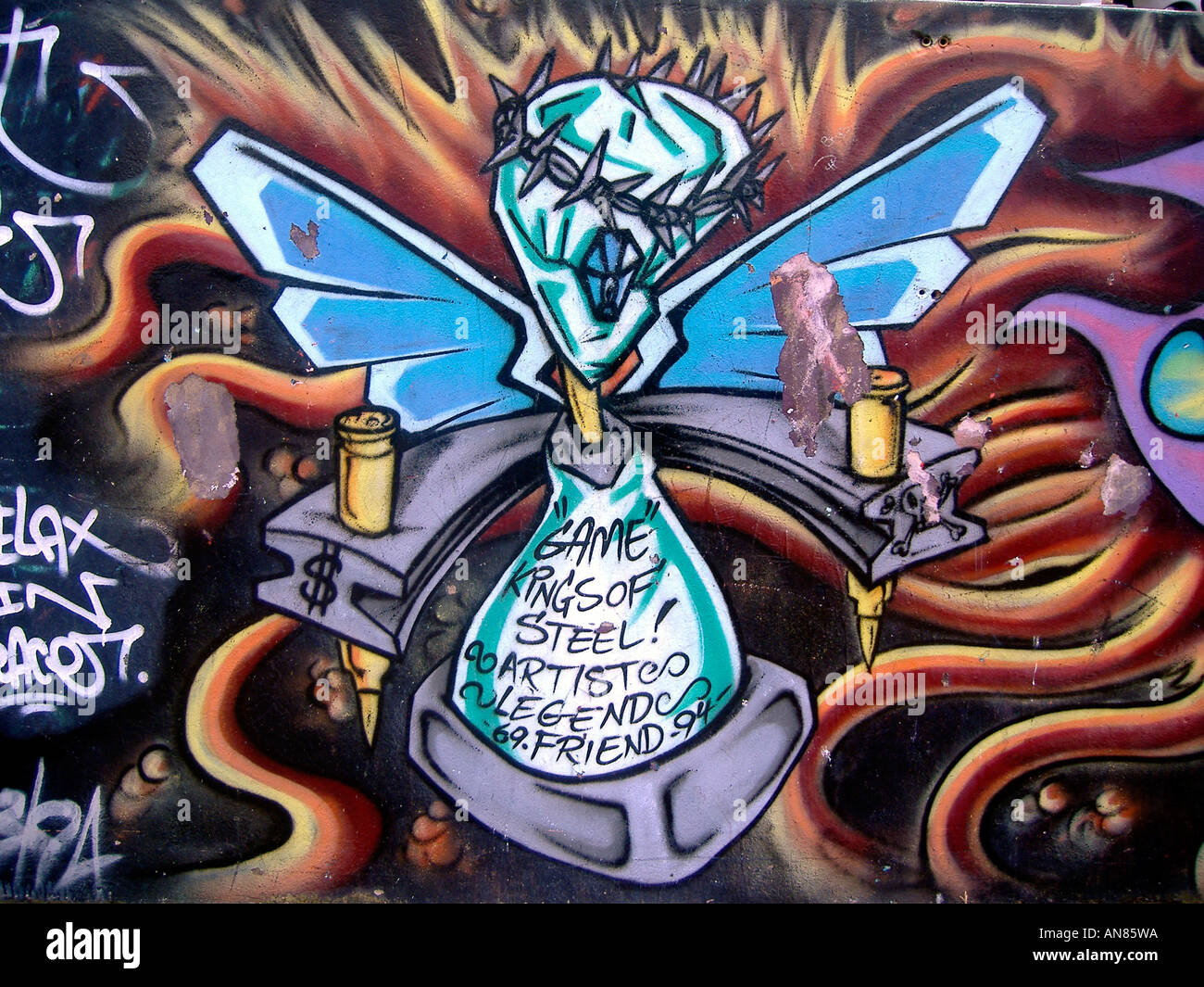 Graffiti flügel -Fotos und -Bildmaterial in hoher Auflösung – Alamy