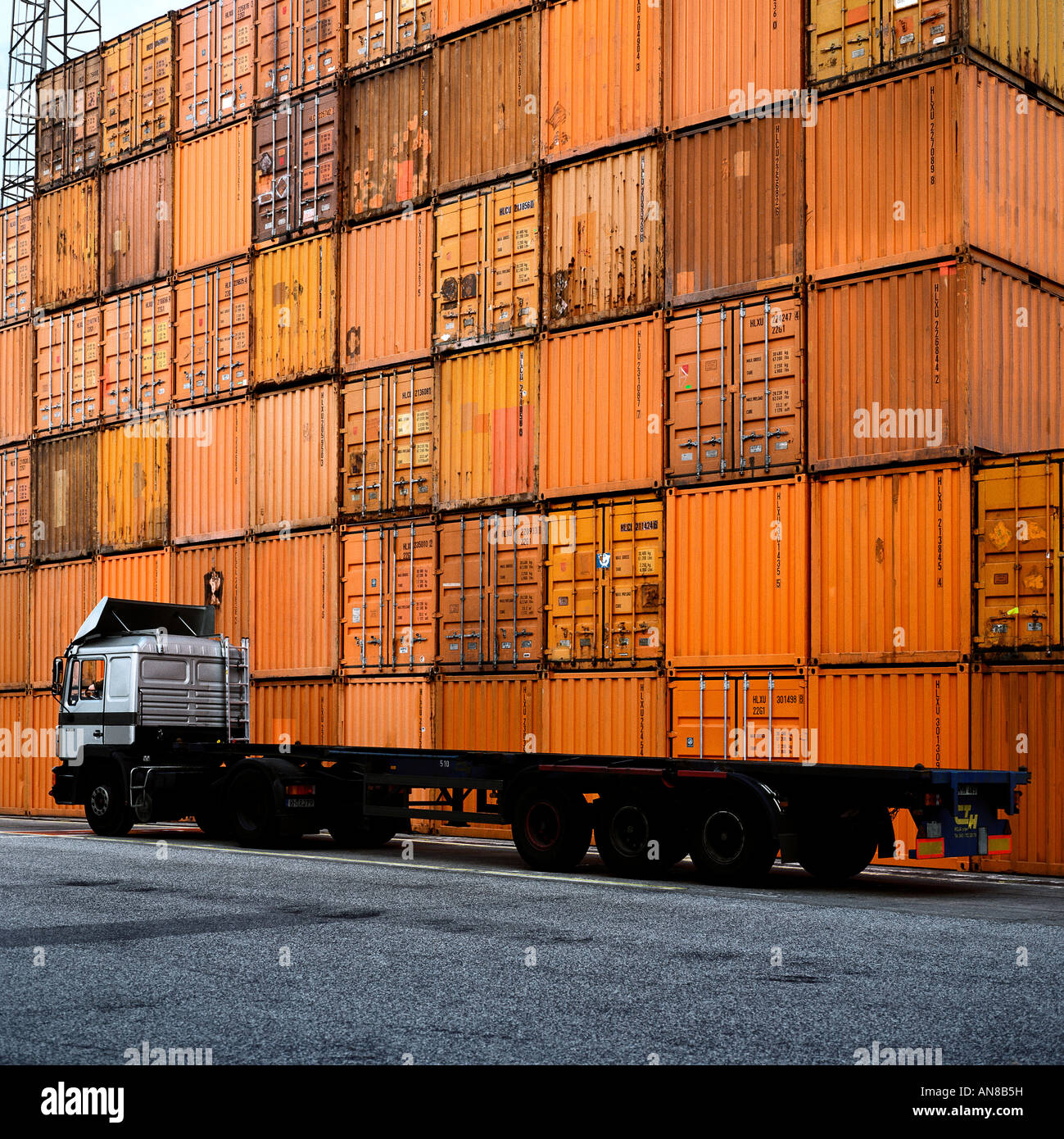 Abgeladener lkw container -Fotos und -Bildmaterial in hoher Auflösung ...