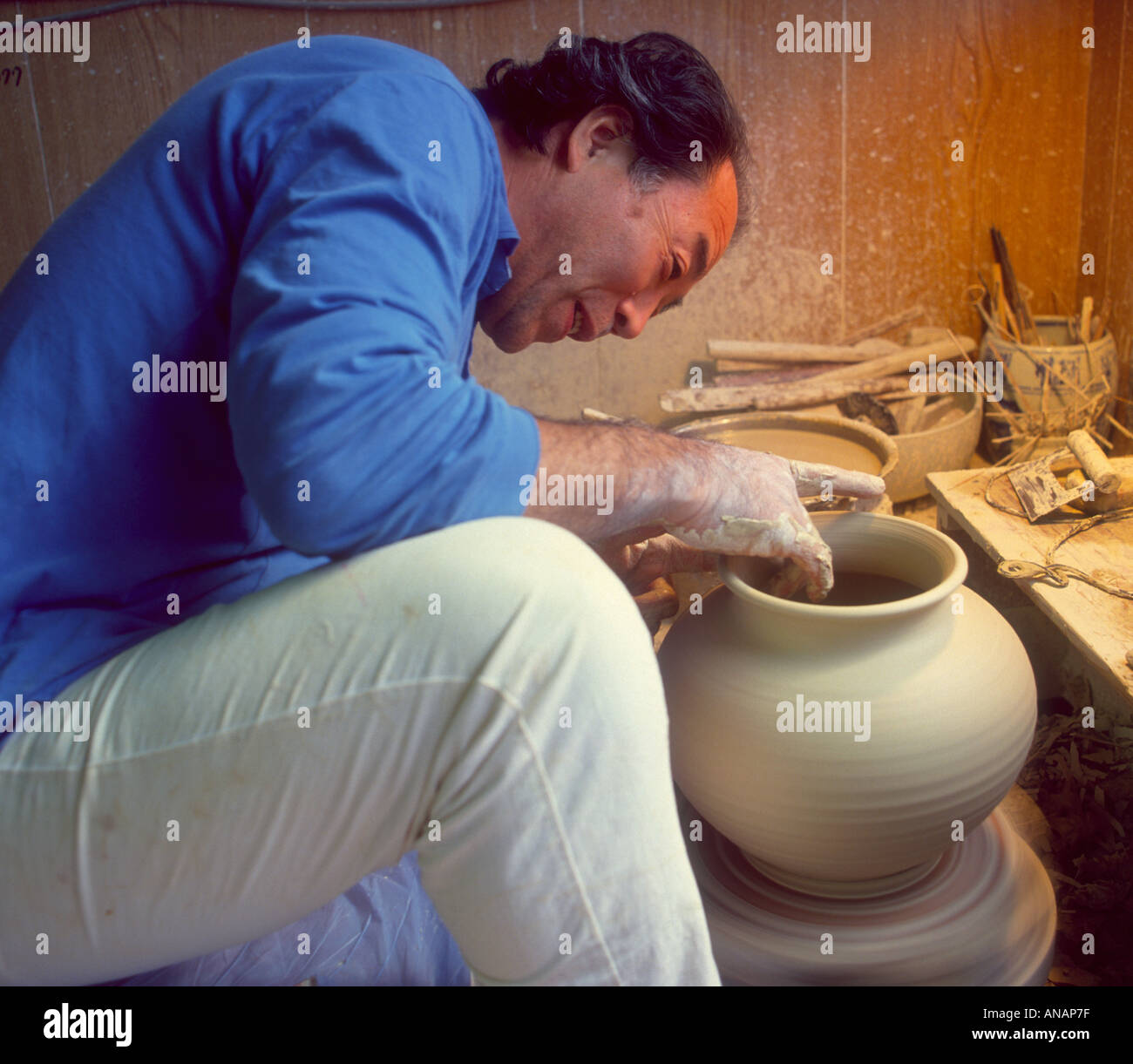 Einen topf drehen -Fotos und -Bildmaterial in hoher Auflösung – Alamy