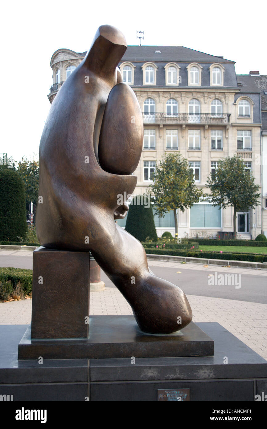 Henry Moore Mutter und Kind Skulptur im Rose Garden (Place Des Martyrs) in der Stadt Luxemburg ...