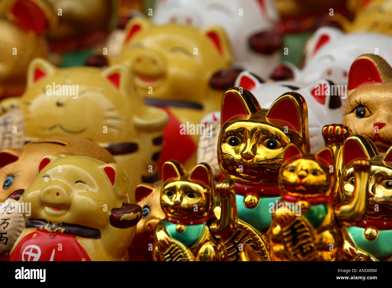 Viel Glück Maneki Neko Katzen locken Käufer in Shanghai s Yuyuan Bazar ...