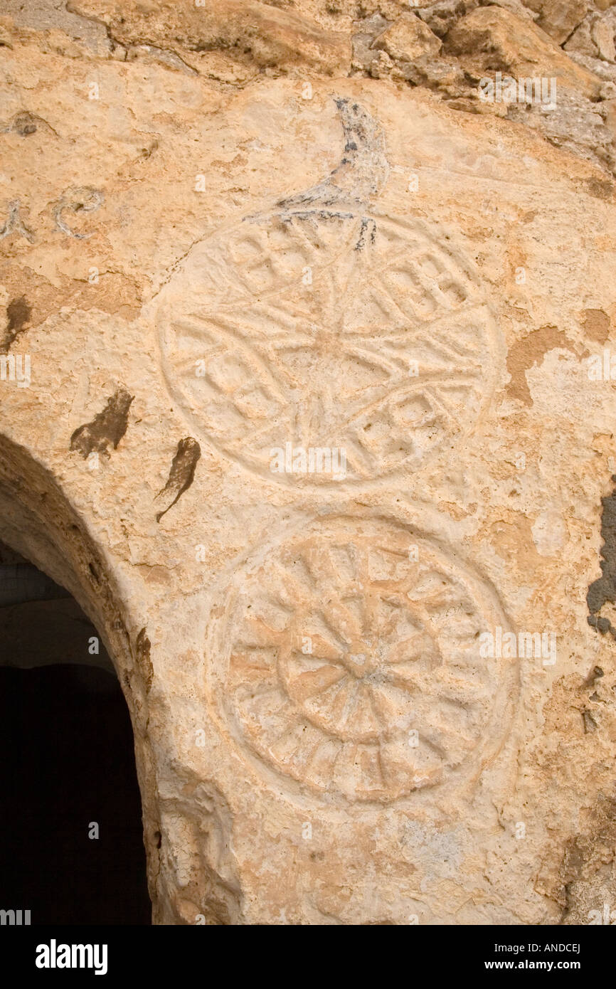 Tarmeisa, Libyen. Byzantinische Symbole über Moschee-Eingang in Berber ...