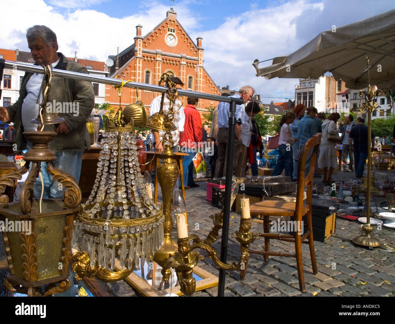 Belgien Flohmarkt Brüssel Marollen Wochenende Markt verkauften Produkte ...