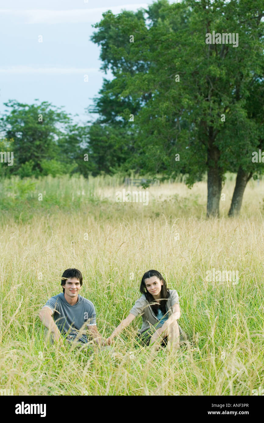 Teenagers sit together on tree -Fotos und -Bildmaterial in hoher ...