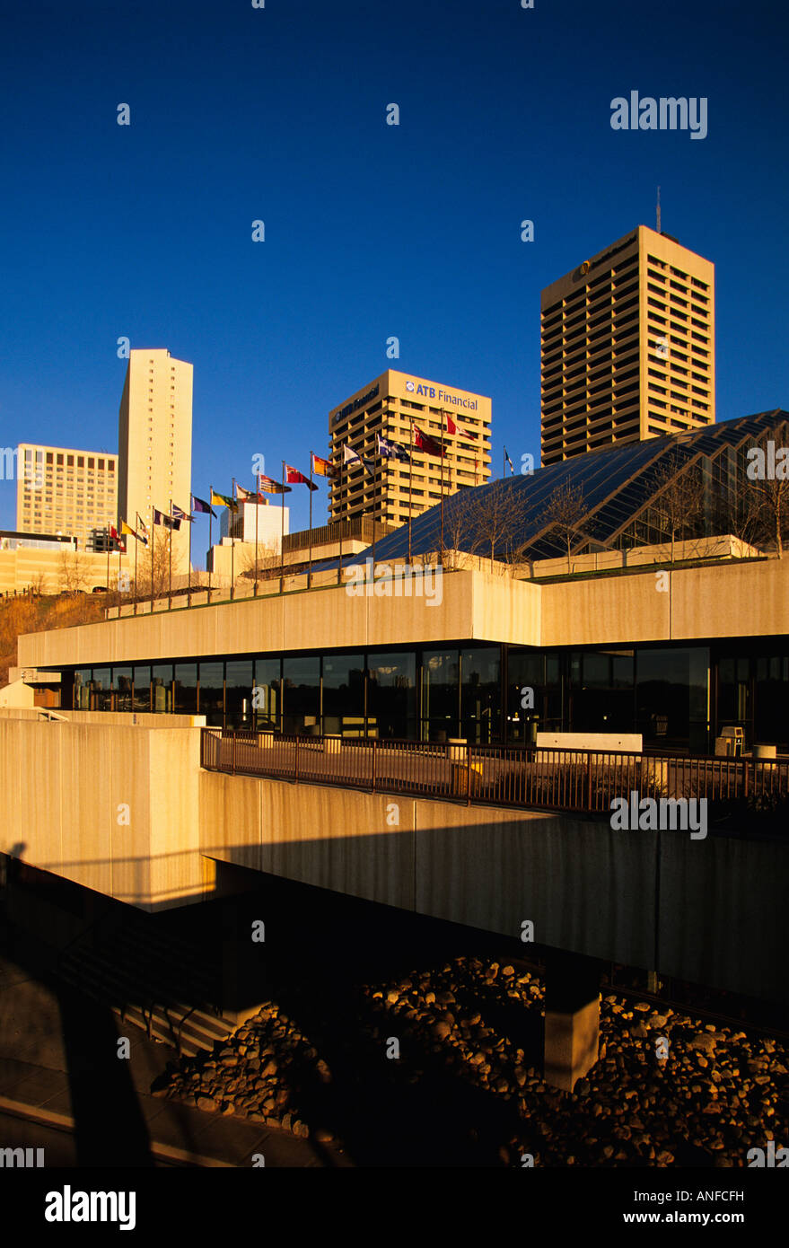 Edmonton convention center mit der innenstadt im hintergrund -Fotos und ...