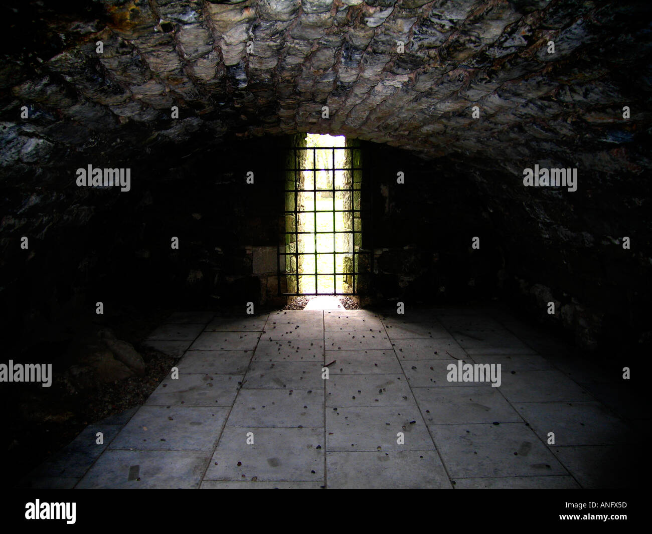 Alte Stein-Zelle im Burgverlies mit vergitterten Tor Stockfotografie ...