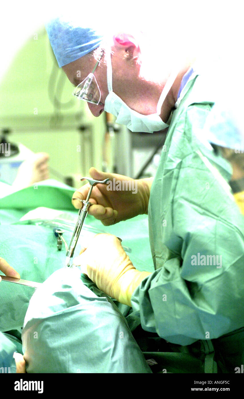 Gelber chirurg -Fotos und -Bildmaterial in hoher Auflösung – Alamy