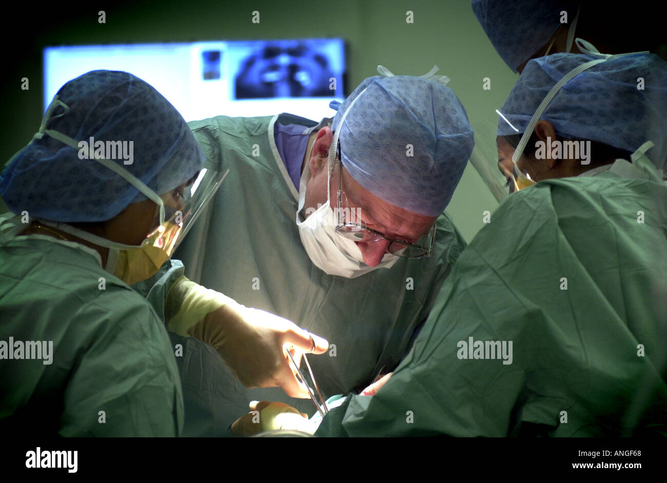 Gelber chirurg -Fotos und -Bildmaterial in hoher Auflösung – Alamy