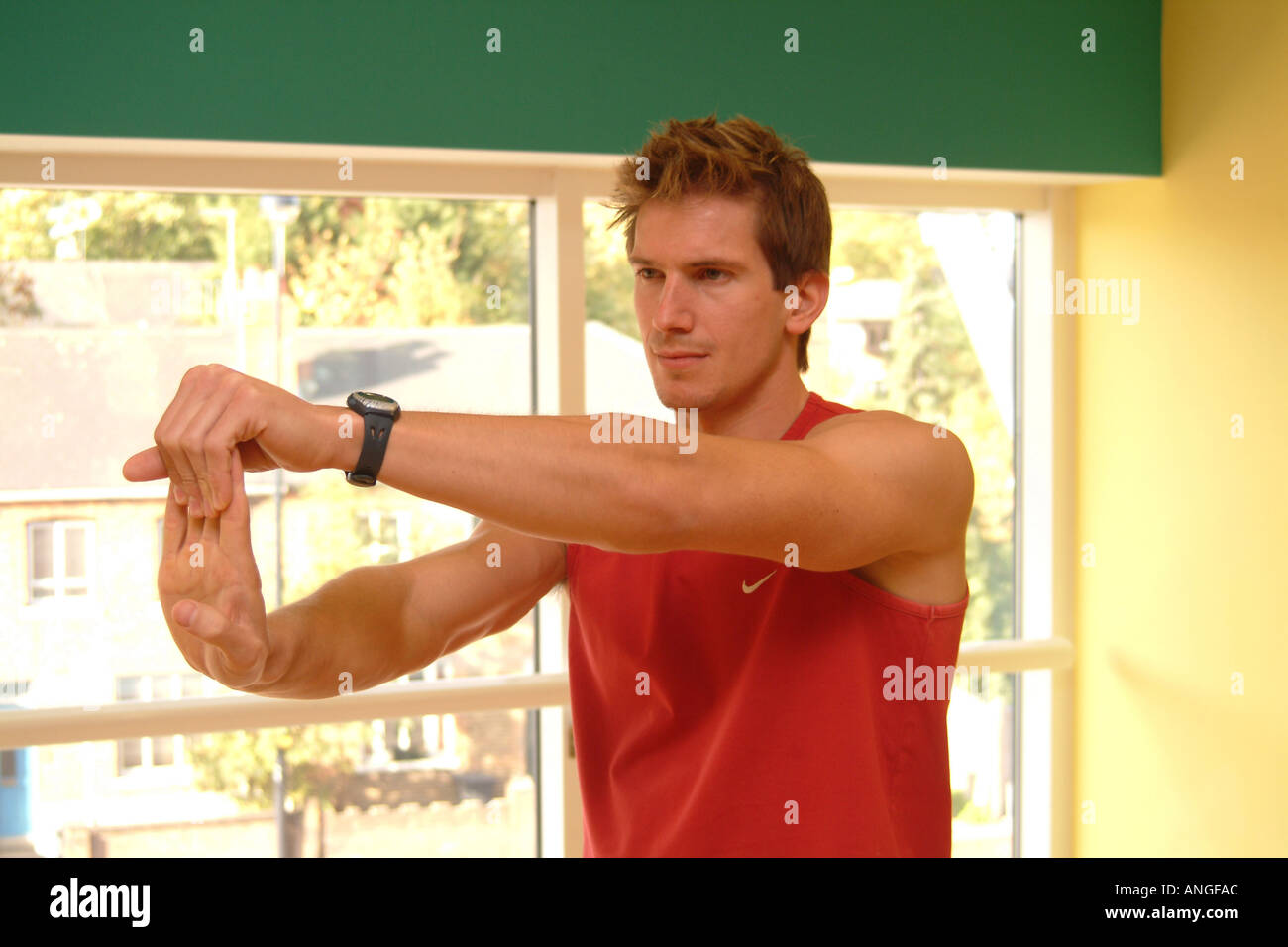 übung unterarm mann -Fotos und -Bildmaterial in hoher Auflösung – Alamy
