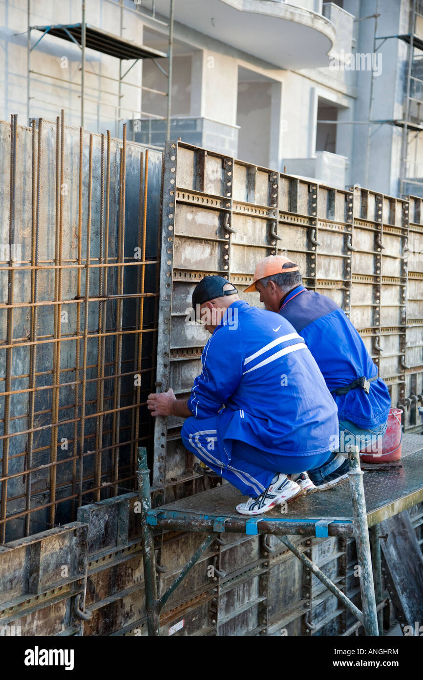 Handwerker errichtet Stahl Schalung und Beton Verstärken Gitter auf ...