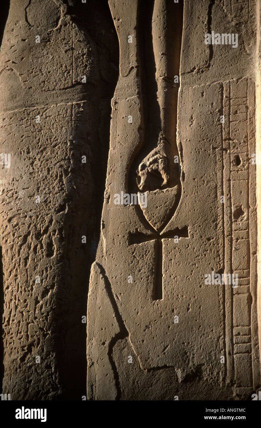 Ankh (ägyptische Kreuz), Luxor-Tempel, Luxor, Ägypten Stockfotografie ... Ankh (ägyptische Kreuz), Luxor-Tempel, Luxor, Ägypten Stockfotografie ...