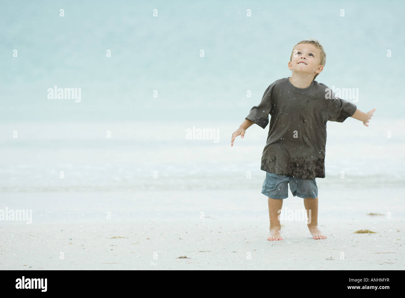 Kleiner Junge Am Strand Plantschen Blick Nach Oben Stockfotografie Alamy