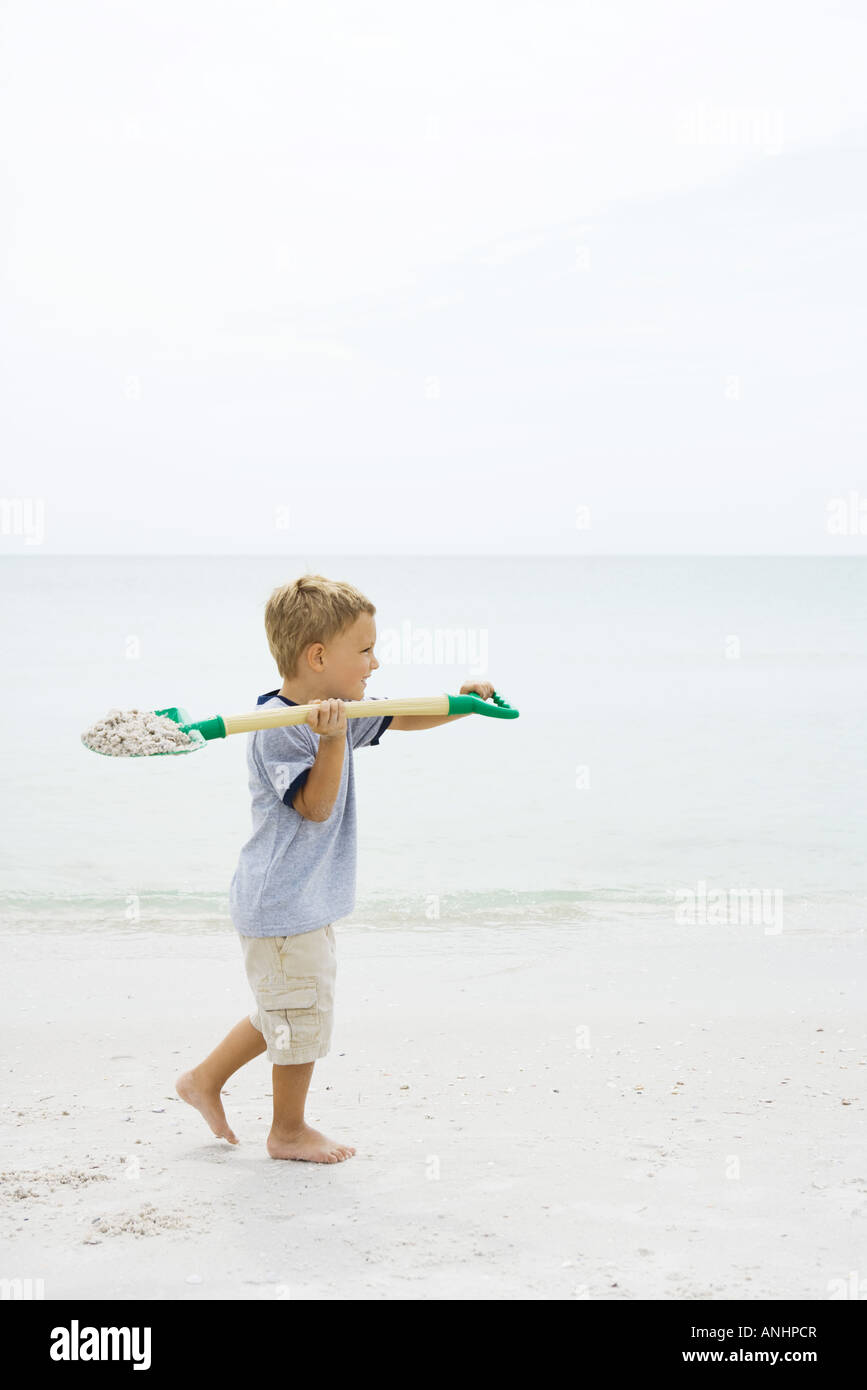 Kinder schaufeln am strand -Fotos und -Bildmaterial in hoher Auflösung ...