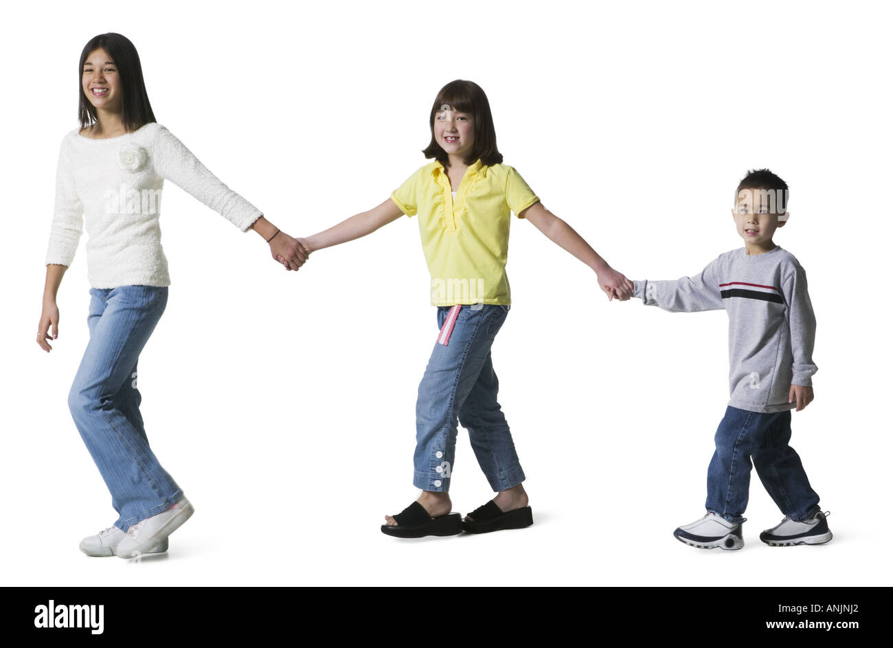 Drei Kinder Hand in Hand und Fuß Stockfotografie - Alamy