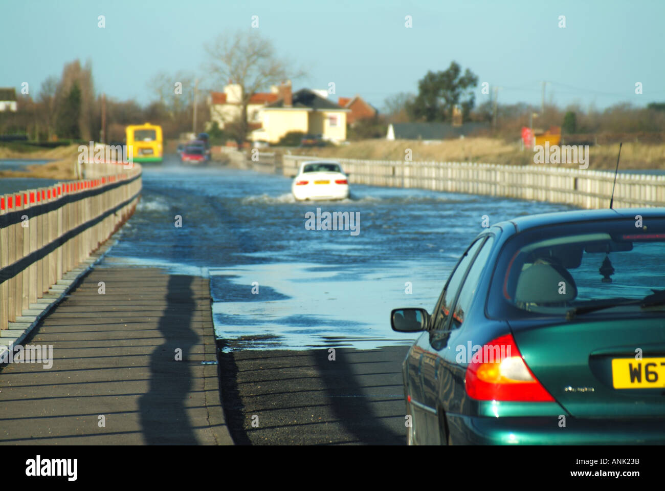 Hochwasser in Blackwater & Colne Flussmündungen decken Strood Causeway ...