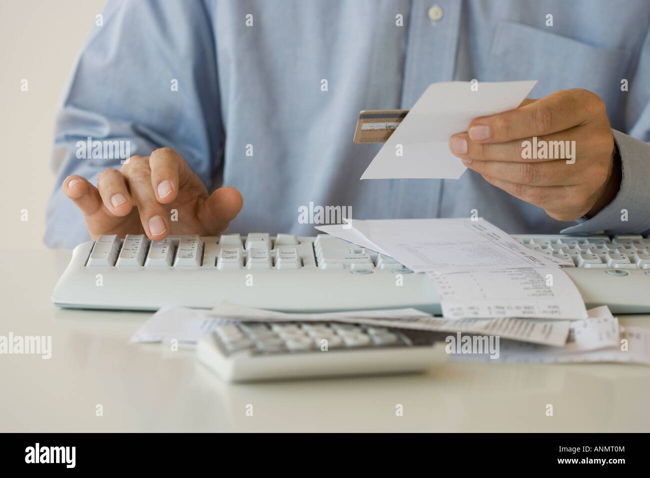 Mann, die Rechnungen zu bezahlen Stockfotografie - Alamy