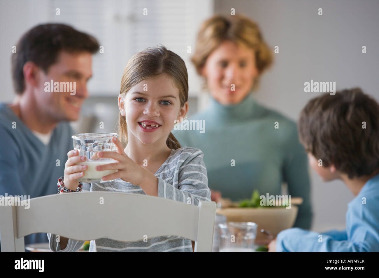 Milch milchzahn -Fotos und -Bildmaterial in hoher Auflösung – Alamy