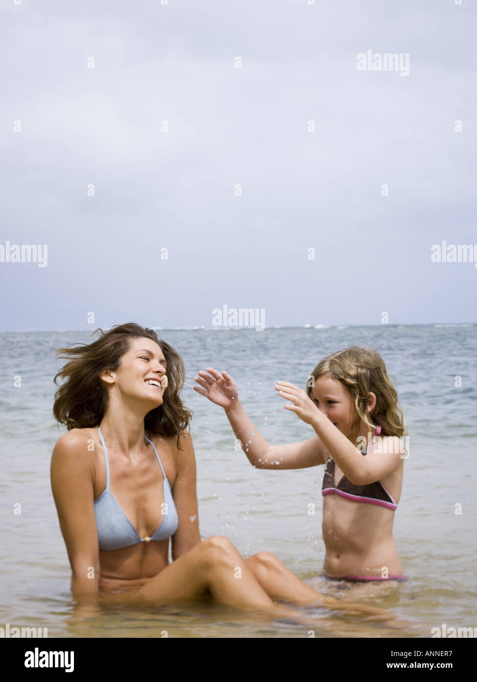 Mädchen und mutter im bikini -Fotos und -Bildmaterial in hoher Auflösung – Alamy