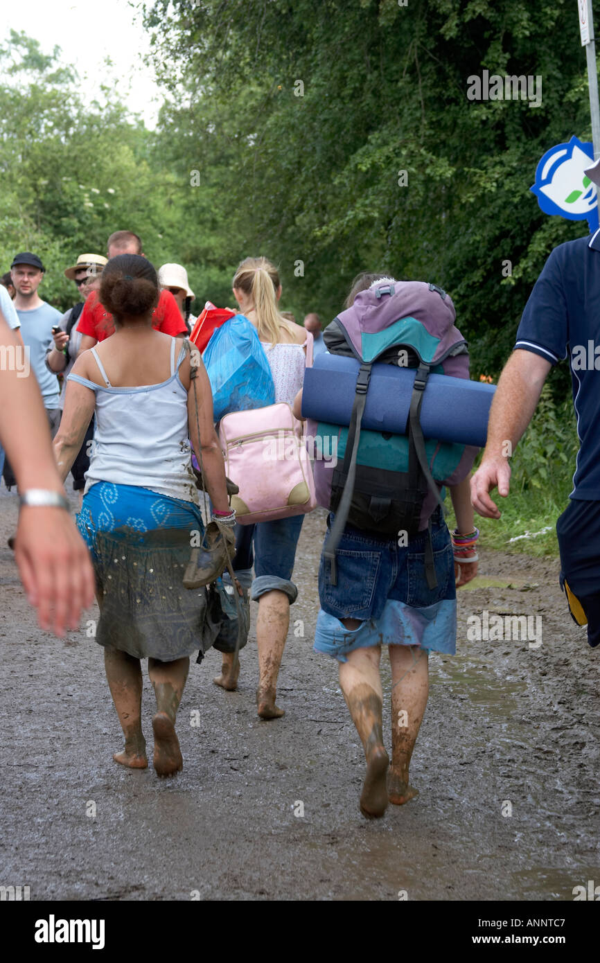 Leute barfuss in Überschwemmung Wasser und Schlamm nach starkem Regen ...