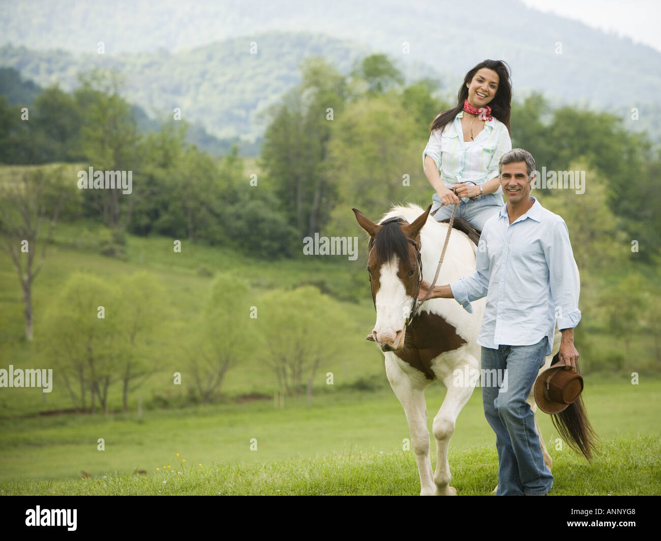 Mann frau pferd -Fotos und -Bildmaterial in hoher Auflösung – Alamy
