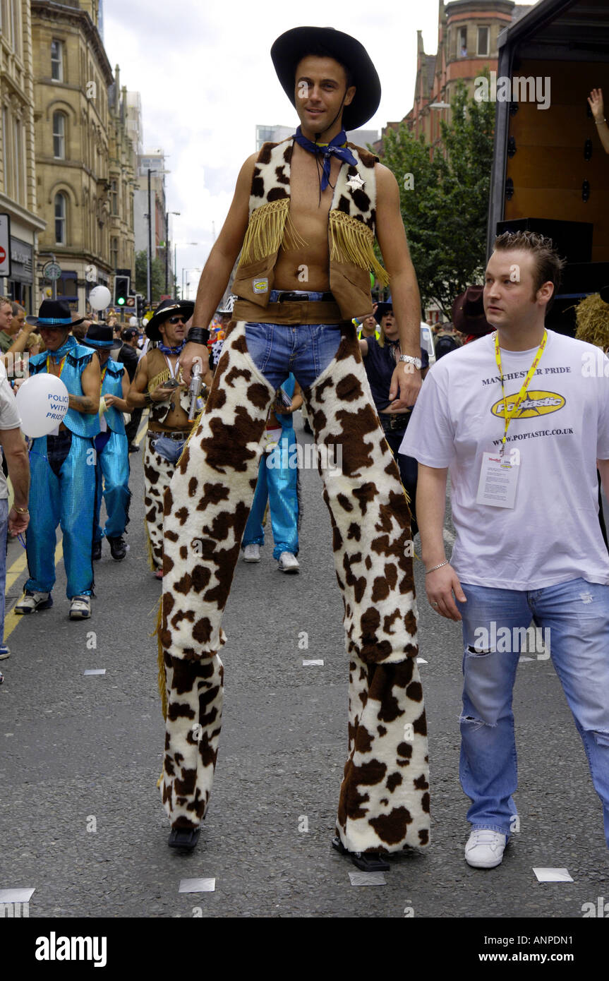 Cowboy extravagant extravagante farbenfrohe Regenbogenfahne Manchester ...