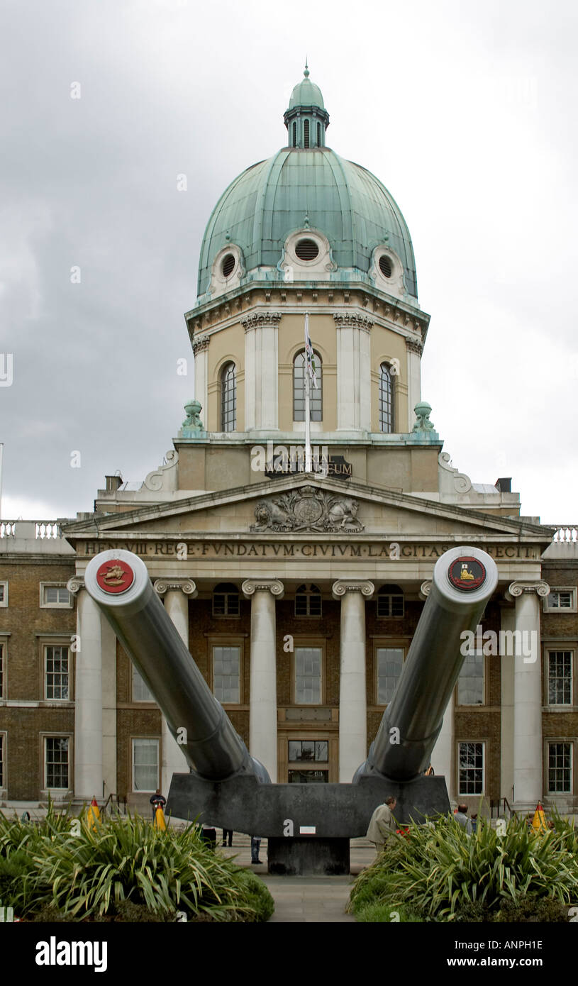 Vorderseite des Imperial War Museum mit Kuppel und 15 Zoll Gewehren von ...