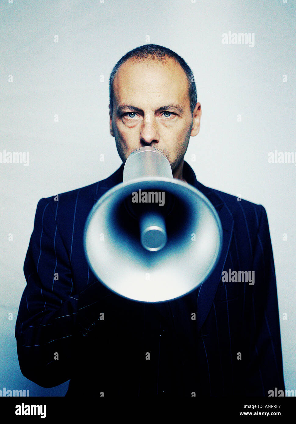 Mann mit megaphon bei der kundgebung -Fotos und -Bildmaterial in hoher ...