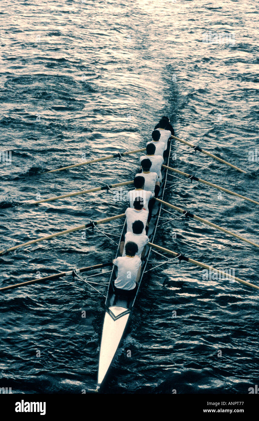 Acht männer -Fotos und -Bildmaterial in hoher Auflösung – Alamy