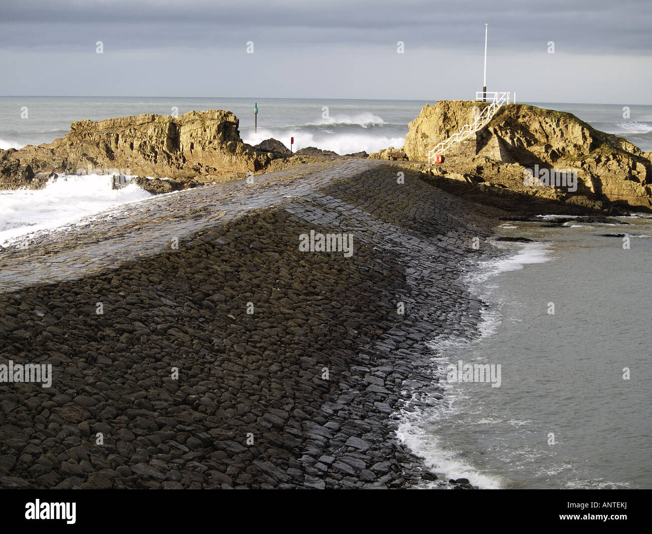 Wellenbrecher seawall wellen -Fotos und -Bildmaterial in hoher Auflösung – Alamy