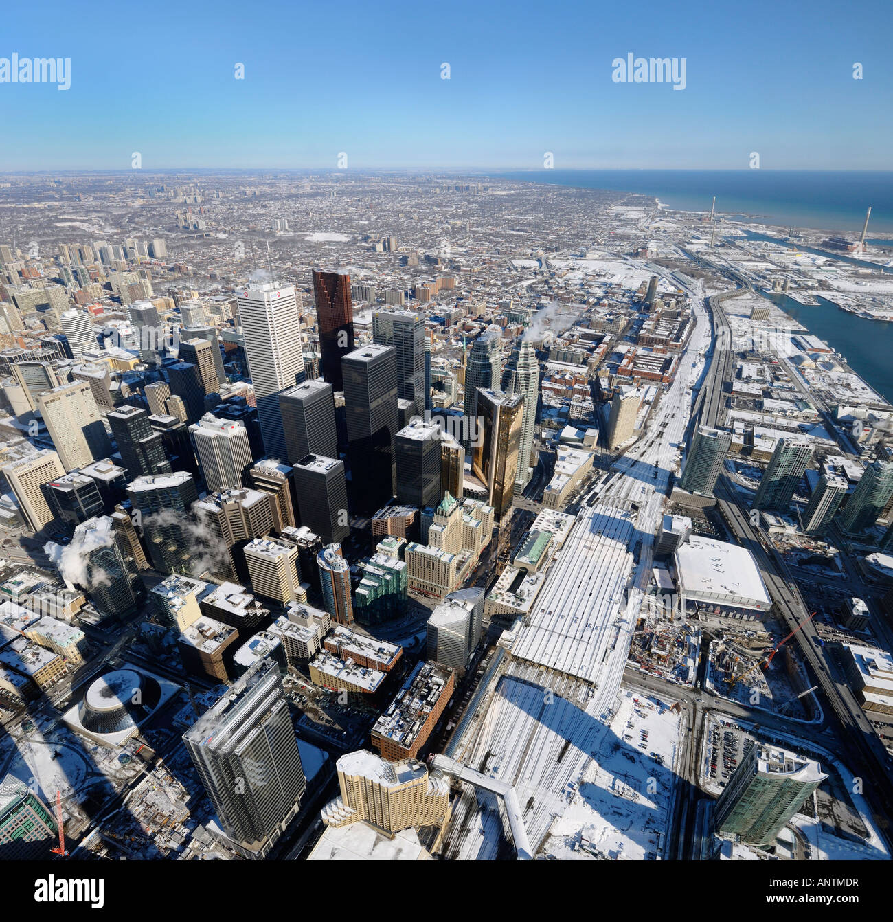 Luftaufnahme der Innenstadt Hochhäuser und Toronto East im Winter vom ...