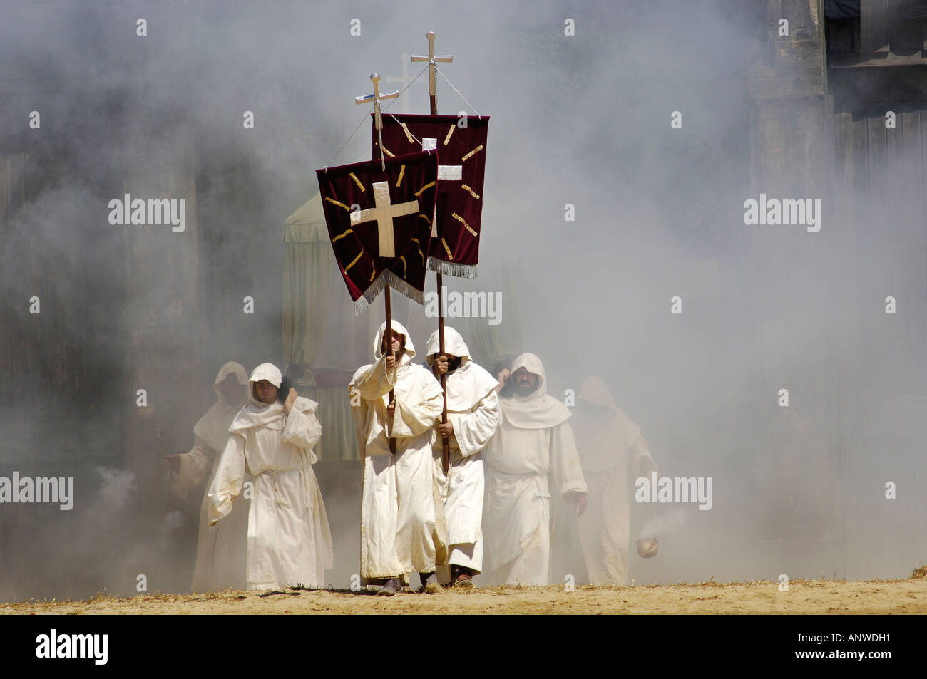 Mönche in weißen Kutten trägt rote Fahnen mit Kreuz sind befog, Ritter Festival Kaltenberger ...