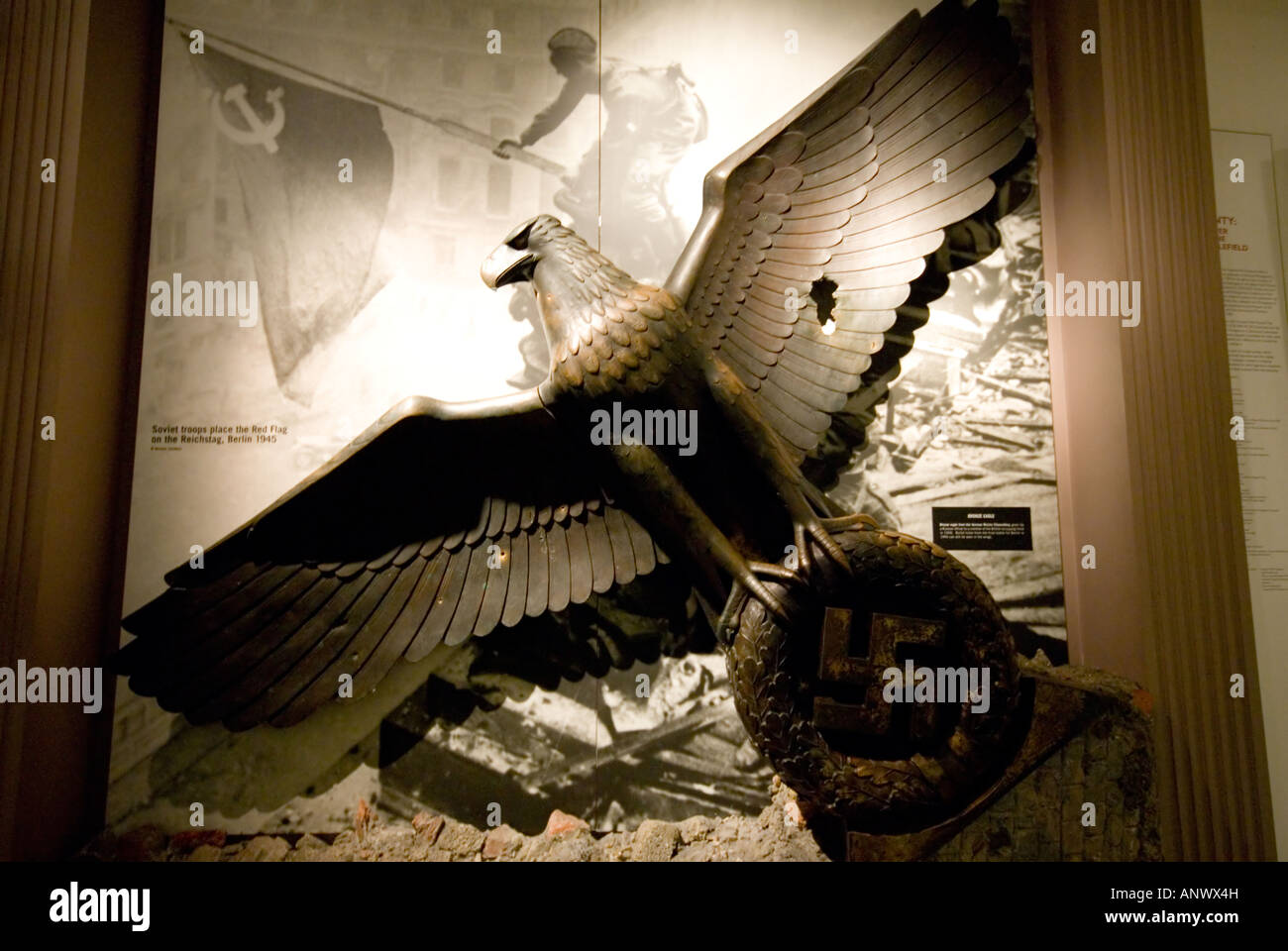 Hakenkreuz, das Symbol der NSDAP im imperial War Museum zu halten, von ...