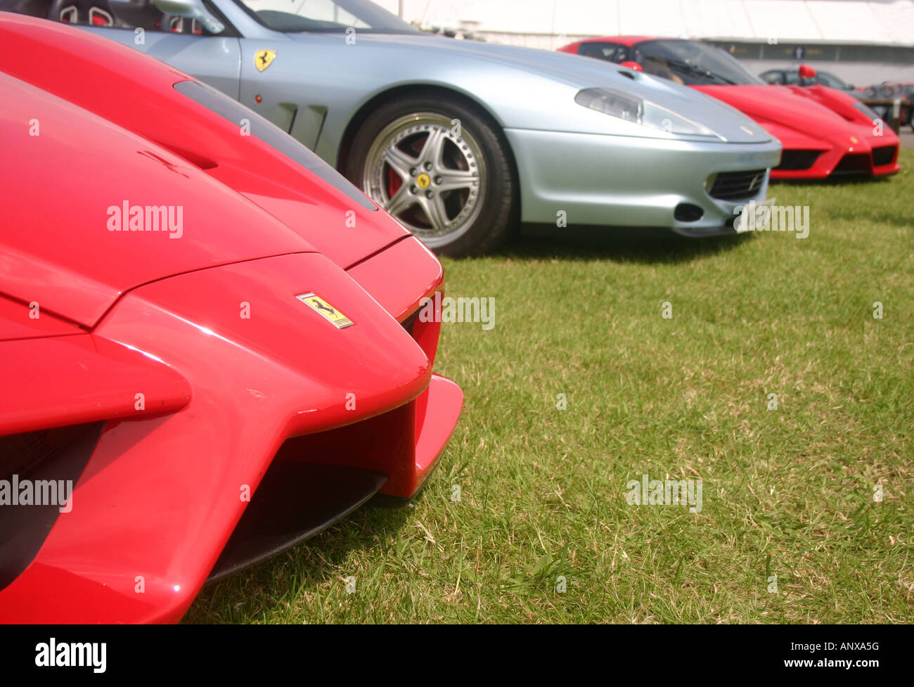 Eine linie von roten ferrari -Fotos und -Bildmaterial in hoher ...
