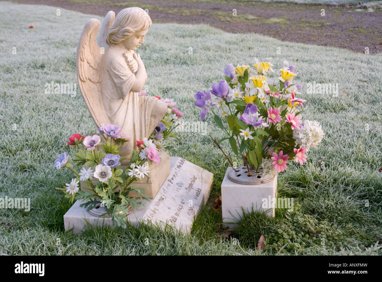 Grab engel mit grab dekoration -Fotos und -Bildmaterial in hoher ...