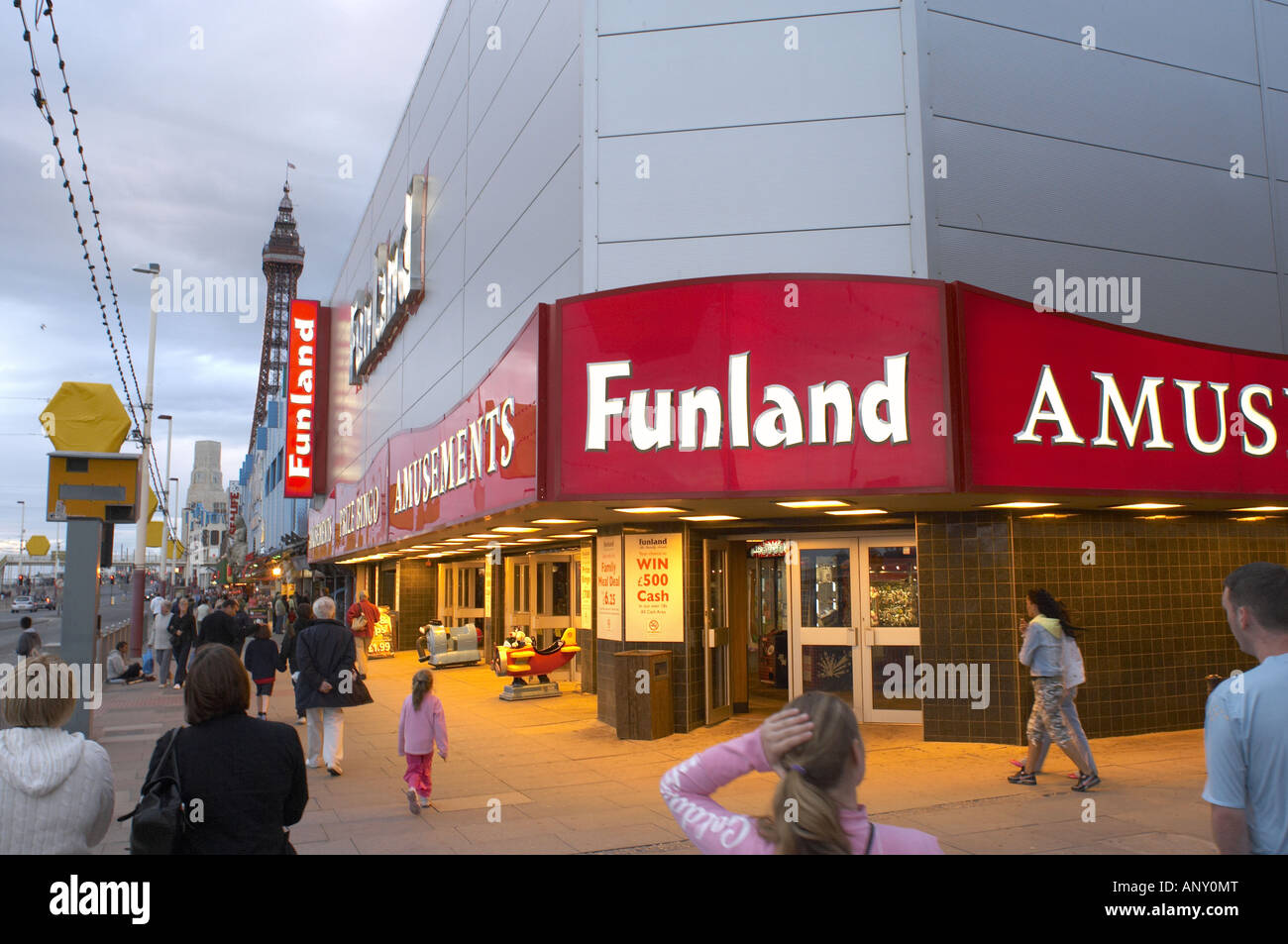 Ein Leuchtschild Funland auf der Promenade in Blackpool, Lancashire ...