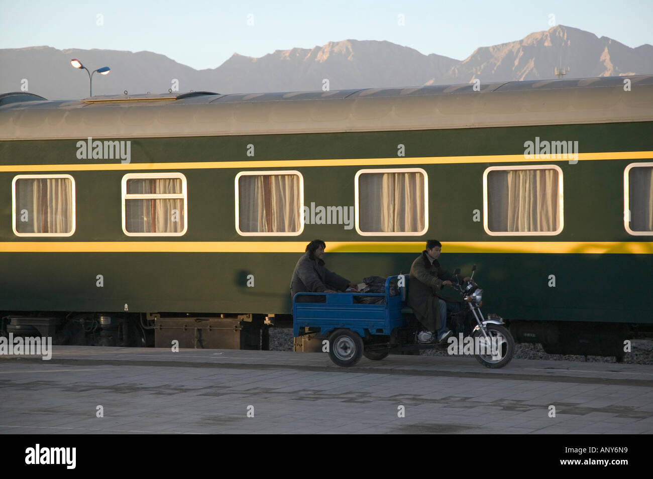 Lhasa bahn tangula -Fotos und -Bildmaterial in hoher Auflösung – Alamy